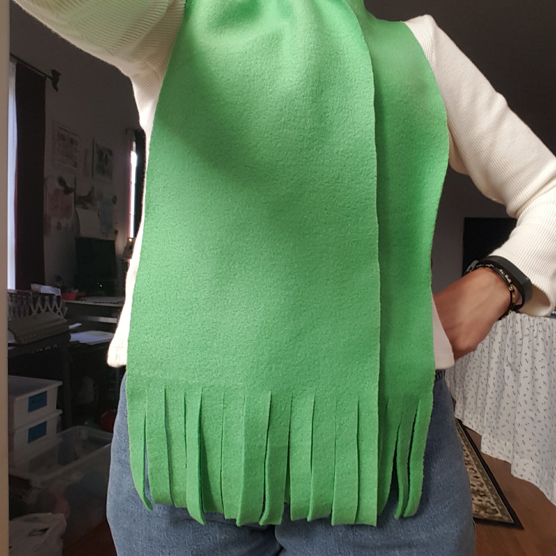 How to Make an Easy No Sew Fleece Fringed Scarf – Team Colors By Carrie
