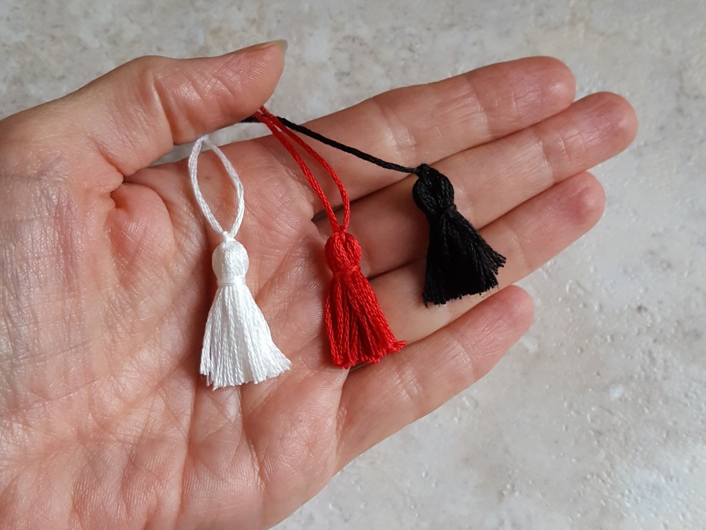 How to Make Amazing Mini Tassels in 5 Easy Steps – Team Colors By Carrie
