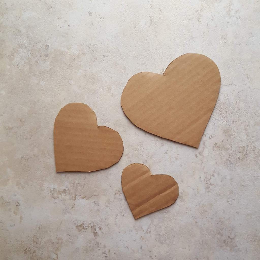 Learn How to Make these Super Cute Yarn Hearts – Team Colors By Carrie