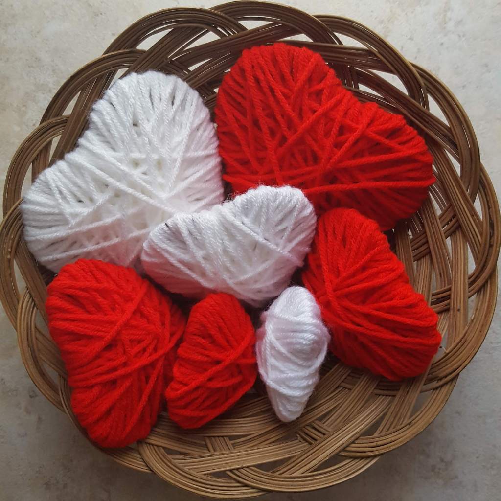 Learn How to Make these Super Cute Yarn Hearts – Team Colors By Carrie