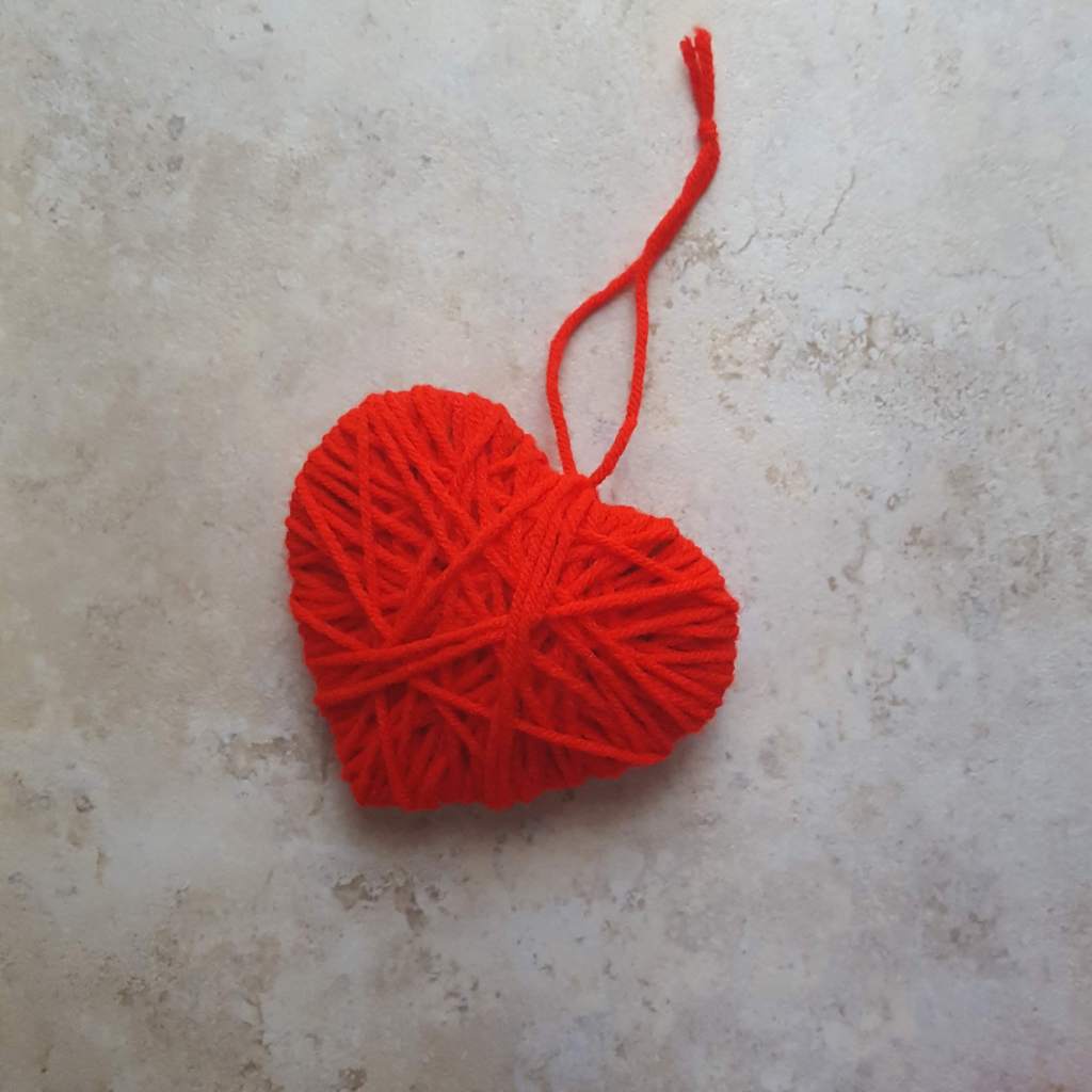 Learn How to Make these Super Cute Yarn Hearts – Team Colors By Carrie